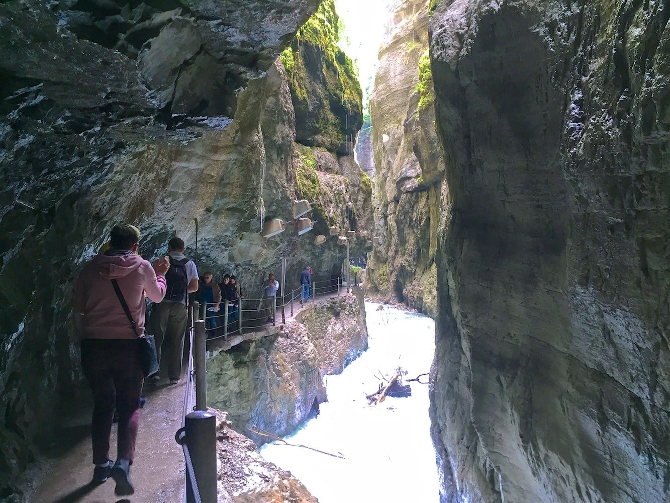 Летнее путешествие по ущелью Партнахкламм (Partnachklamm) - MunchenGuide